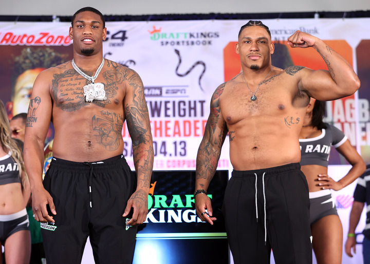 6’9 Tyson fury with 6’4 Jared Anderson. 6’4 Jared Anderson face off ...