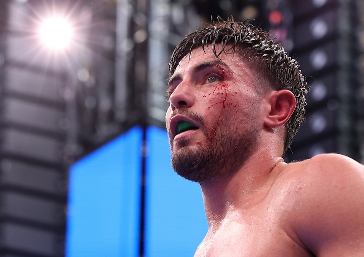 Josh Kelly resists Ishmael Davis’ onslaught to earn underwhelming win ...